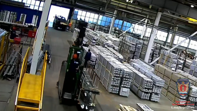 В Красноярске рабочий насмерть переехал коллегу на погрузчике